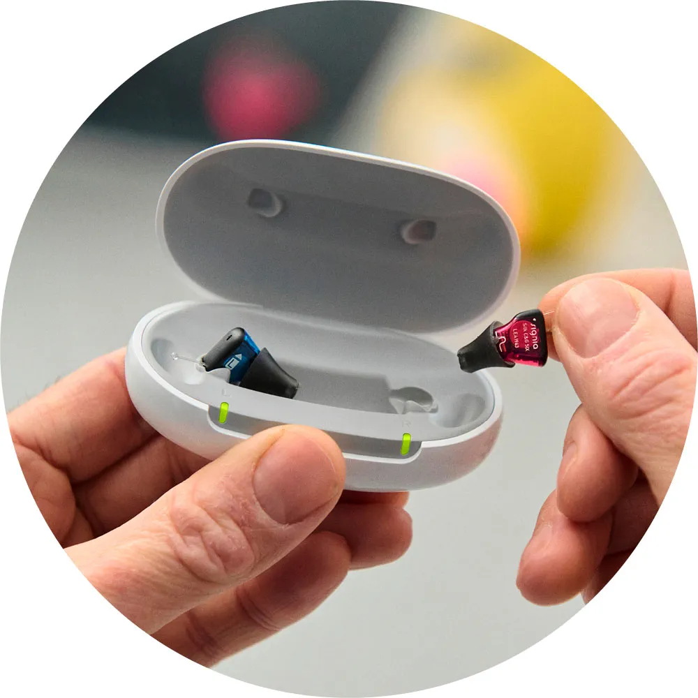 世界初の超小型充電式耳あな型補聴器、Silk Charge&Go IX | Signia Pro